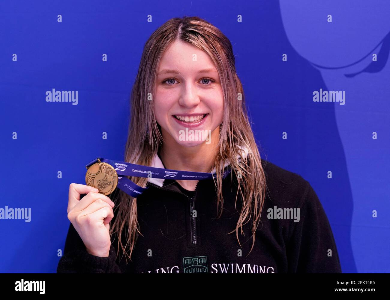 Keanna Macinnes poses with her gold medal after winning the Women's ...