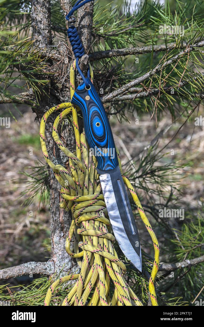 Bushcraft equipment. Knife and rope lit by the sun Stock Photo - Alamy