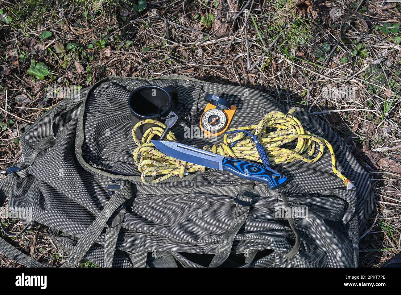 Bushcraft equipment. Knife and rope lit by the sun Stock Photo - Alamy