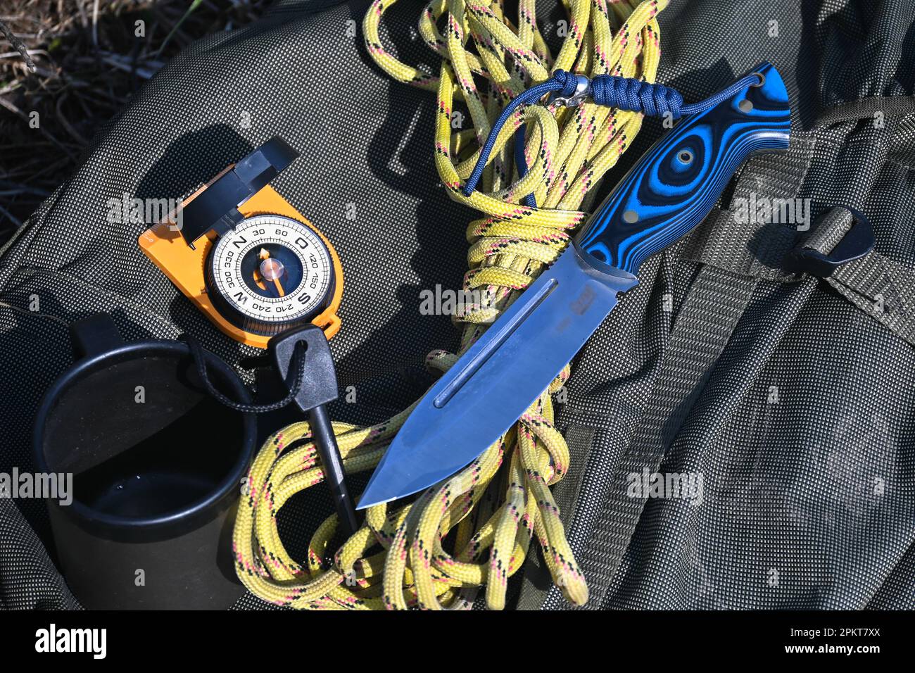 Bushcraft equipment. Knife and rope lit by the sun Stock Photo - Alamy