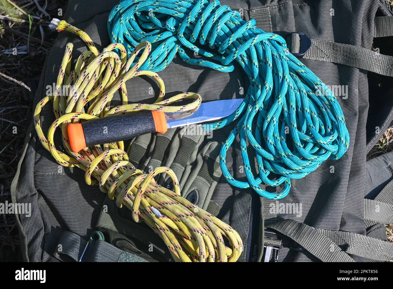 Bushcraft equipment. Knife and rope lit by the sun Stock Photo - Alamy