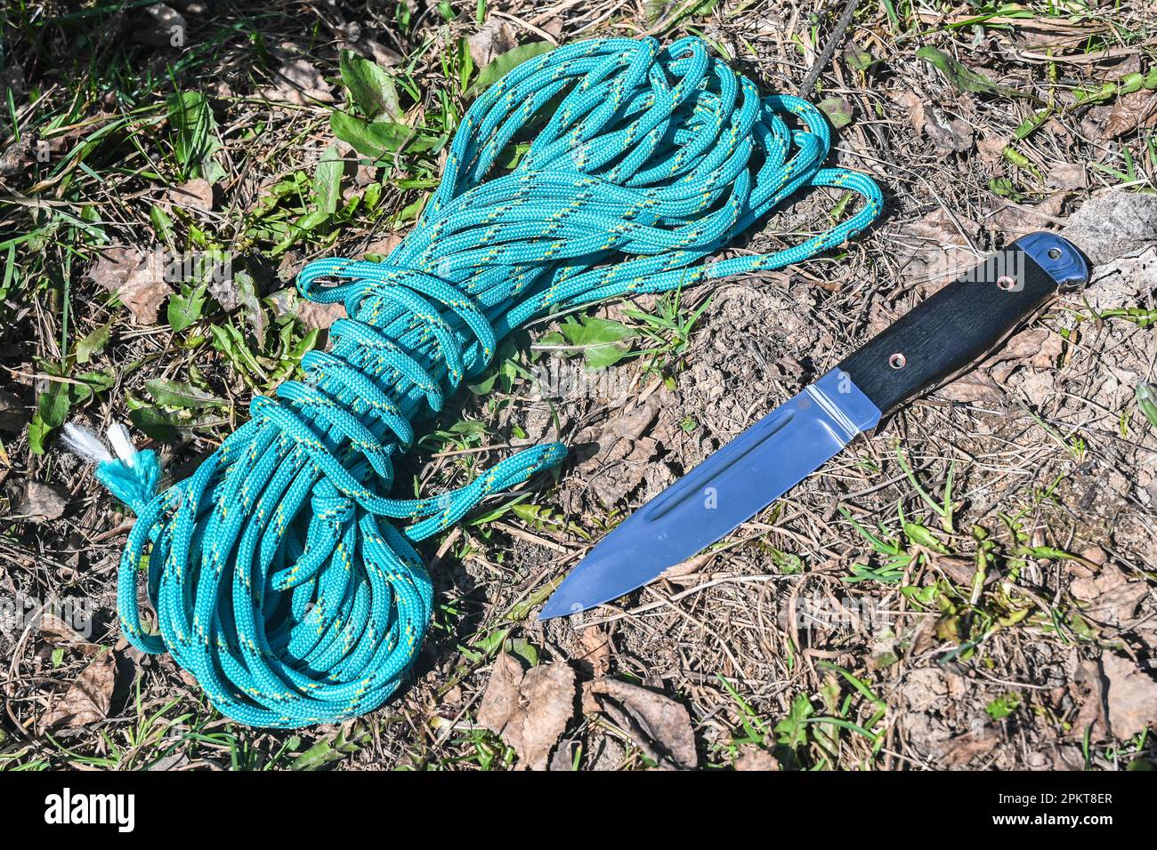 Bushcraft equipment. Knife and rope lit by the sun Stock Photo - Alamy
