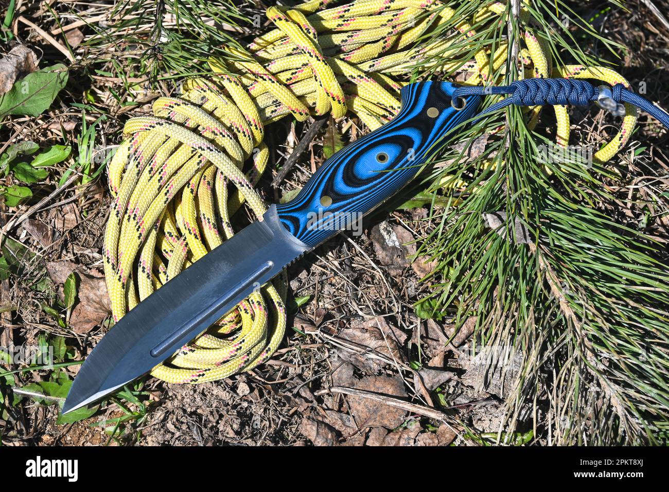 Bushcraft equipment. Knife and rope lit by the sun Stock Photo - Alamy