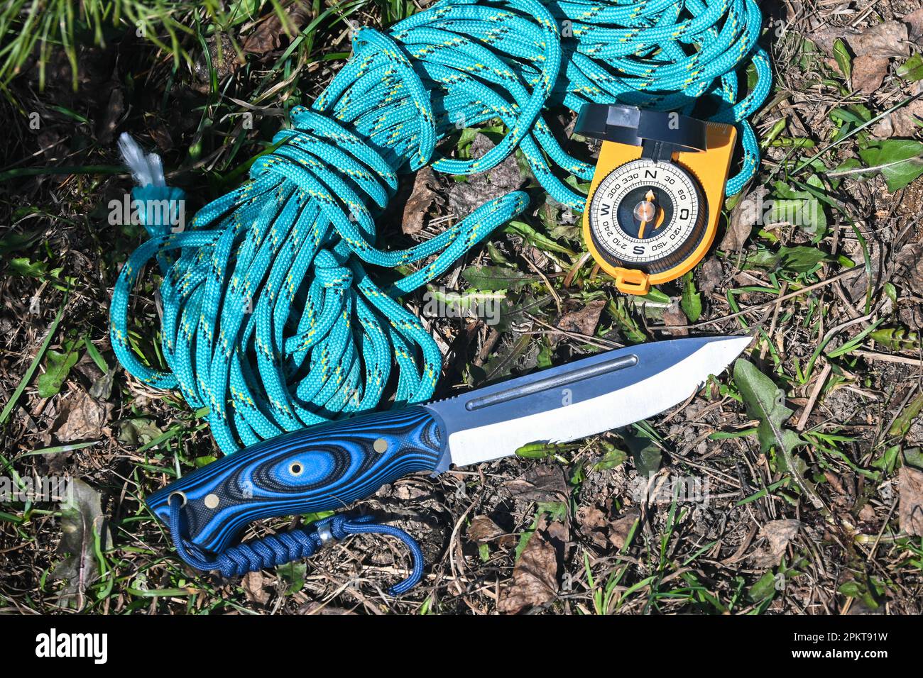 Bushcraft equipment. Knife and rope lit by the sun Stock Photo - Alamy