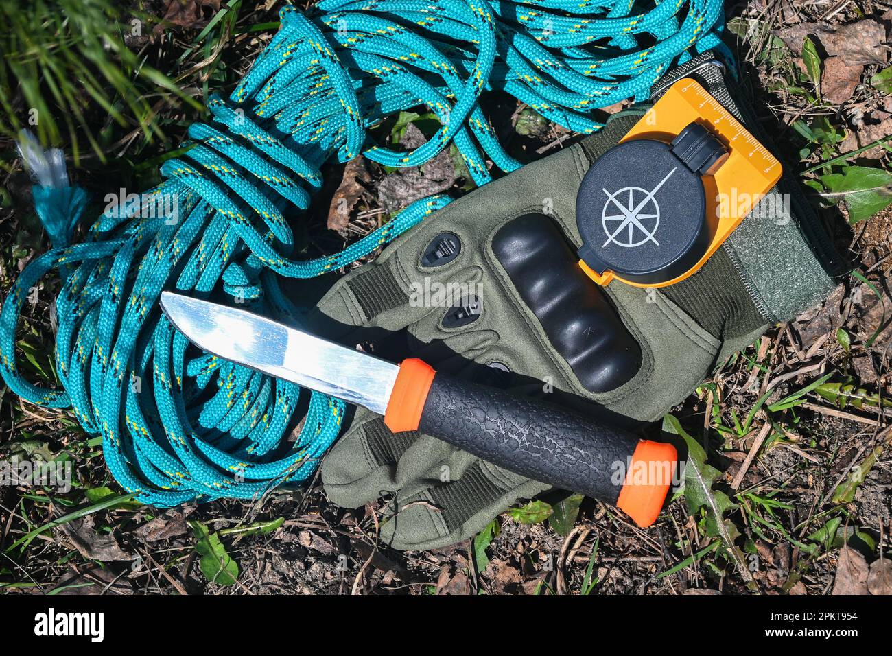 Bushcraft equipment. Knife and rope lit by the sun Stock Photo - Alamy