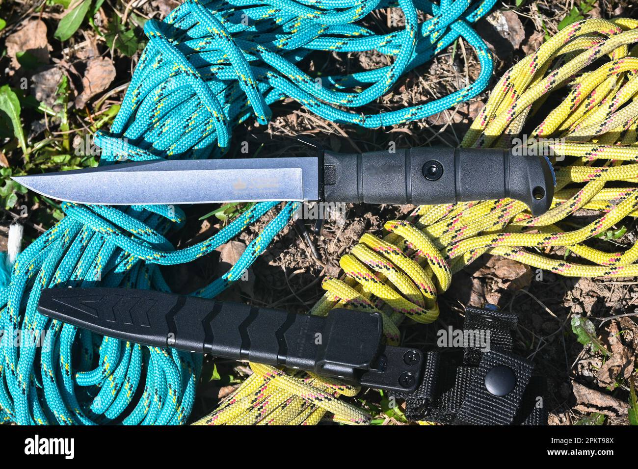 Bushcraft equipment. Knife and rope lit by the sun Stock Photo - Alamy