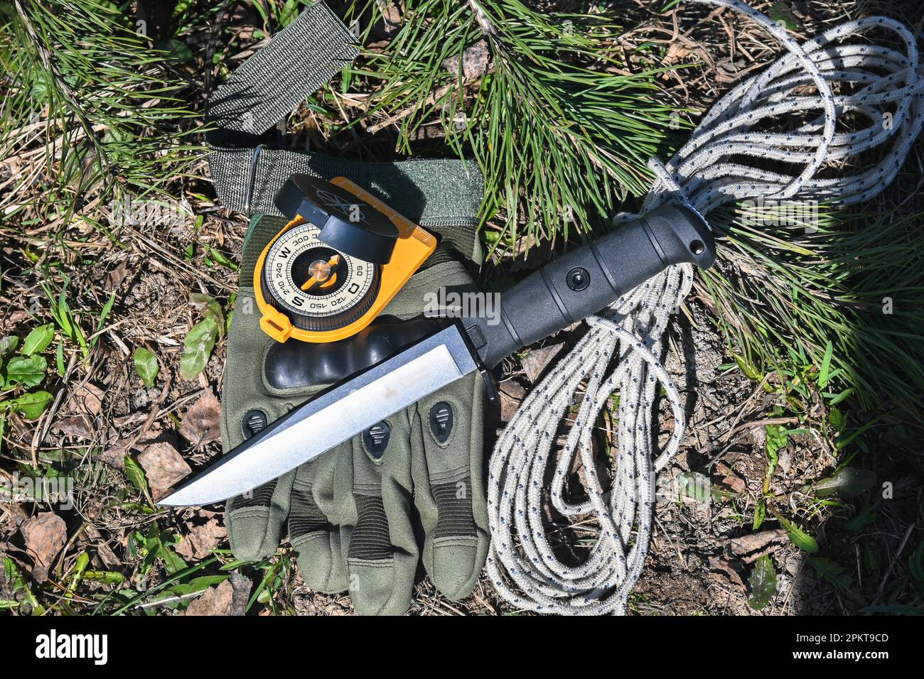 Bushcraft equipment. Knife and rope lit by the sun Stock Photo - Alamy