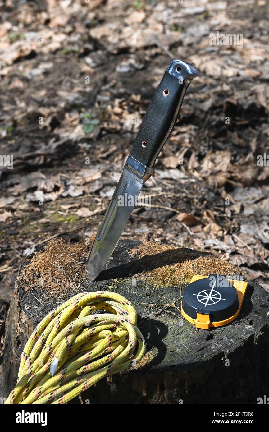 Bushcraft equipment. Knife and rope lit by the sun Stock Photo - Alamy