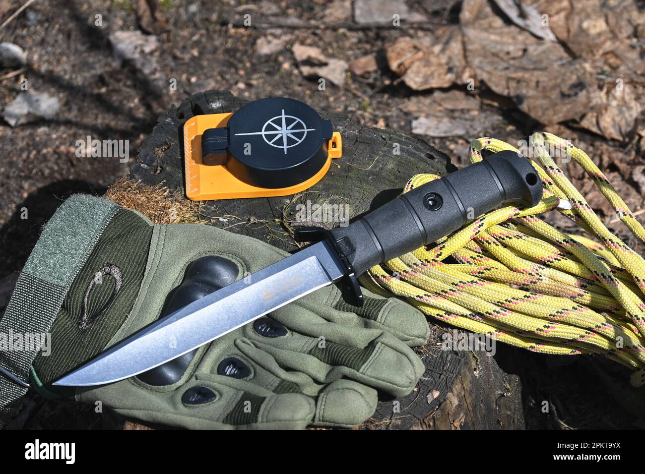 Bushcraft equipment. Knife and rope lit by the sun Stock Photo - Alamy