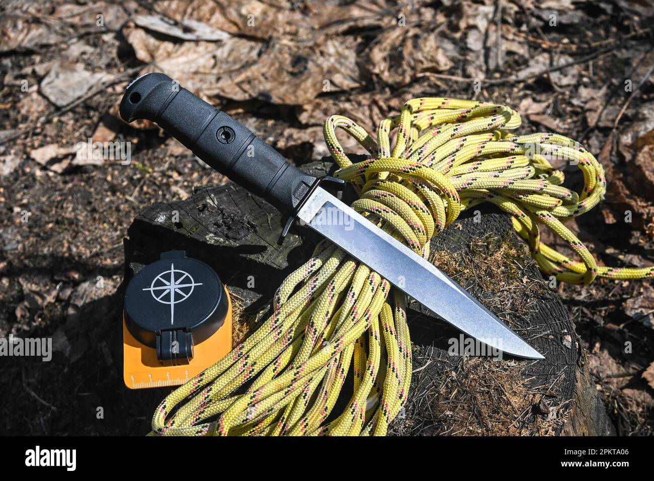 Bushcraft equipment. Knife and rope lit by the sun Stock Photo - Alamy