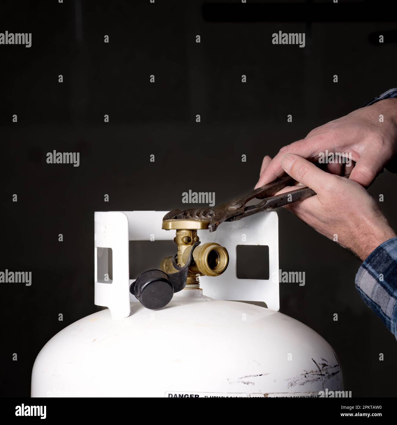 Twist lock hi-res stock photography and images - Alamy