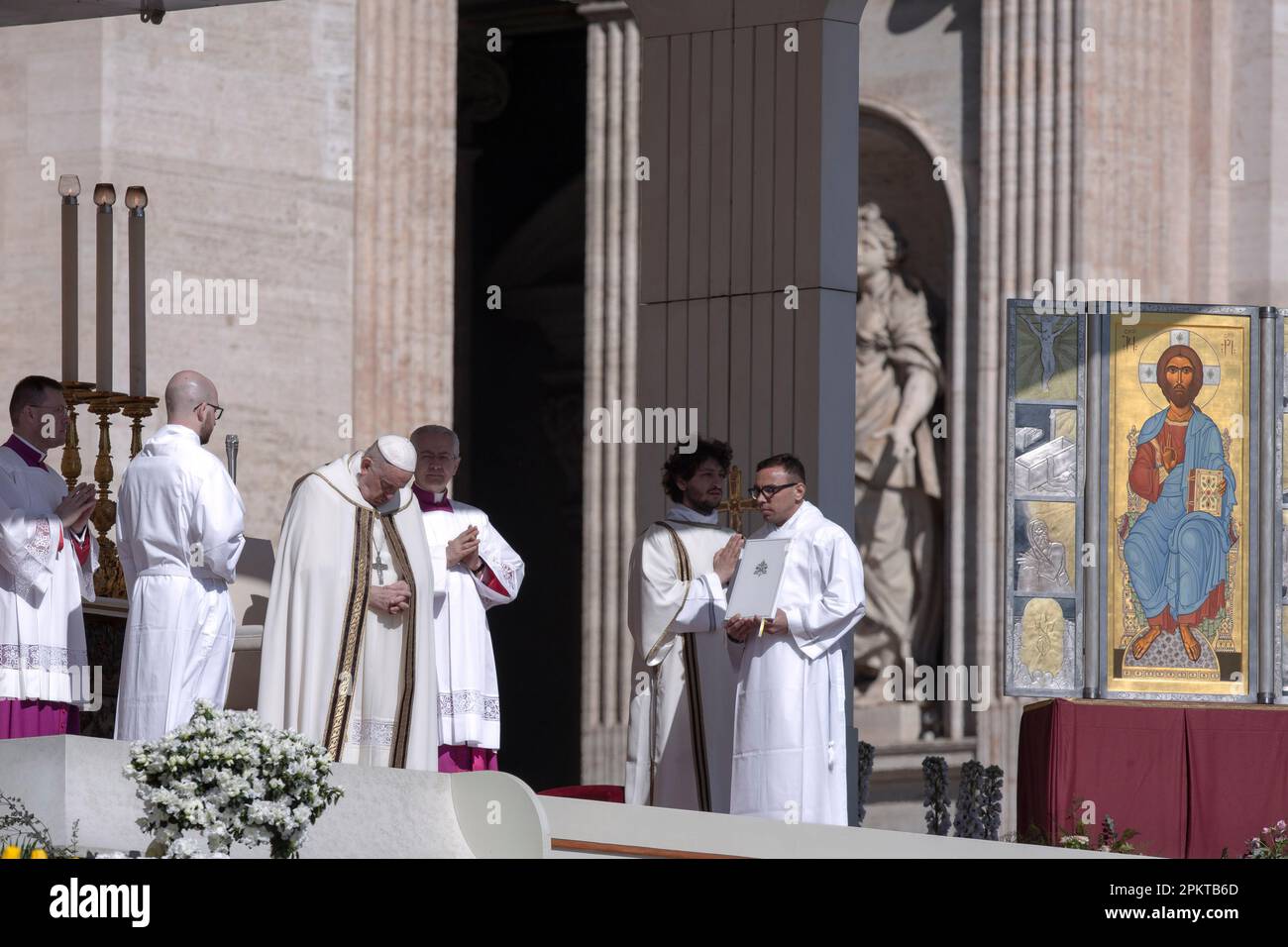 Vatican City, Vatican, 9 april 2023. Pope Francis presides the Easter Mass in St. Peter's square ...