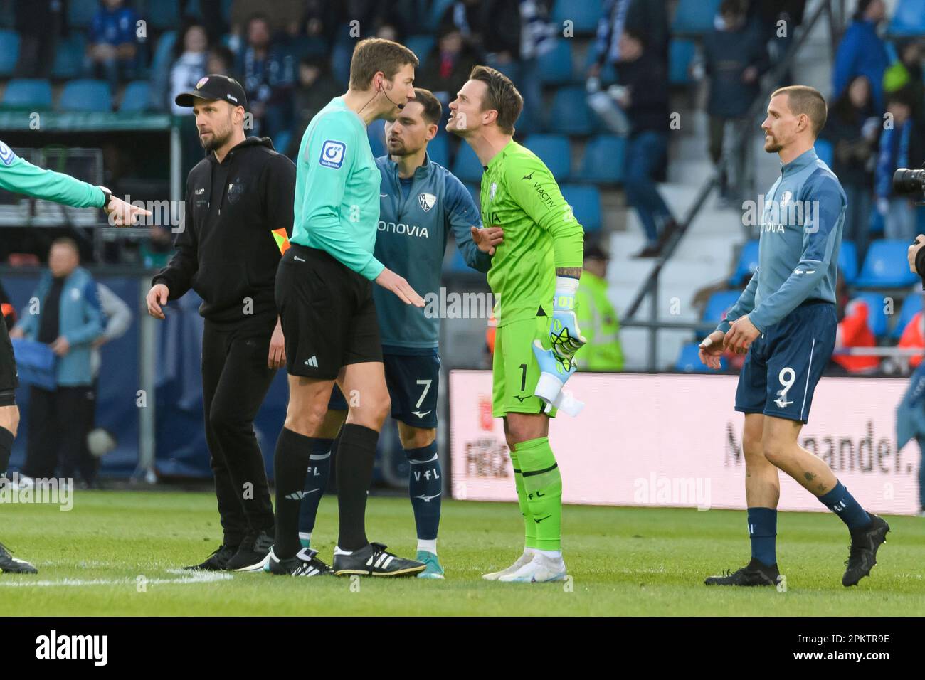 goalwart Manuel RIEMANN (BO) argues after the game with the referees ...