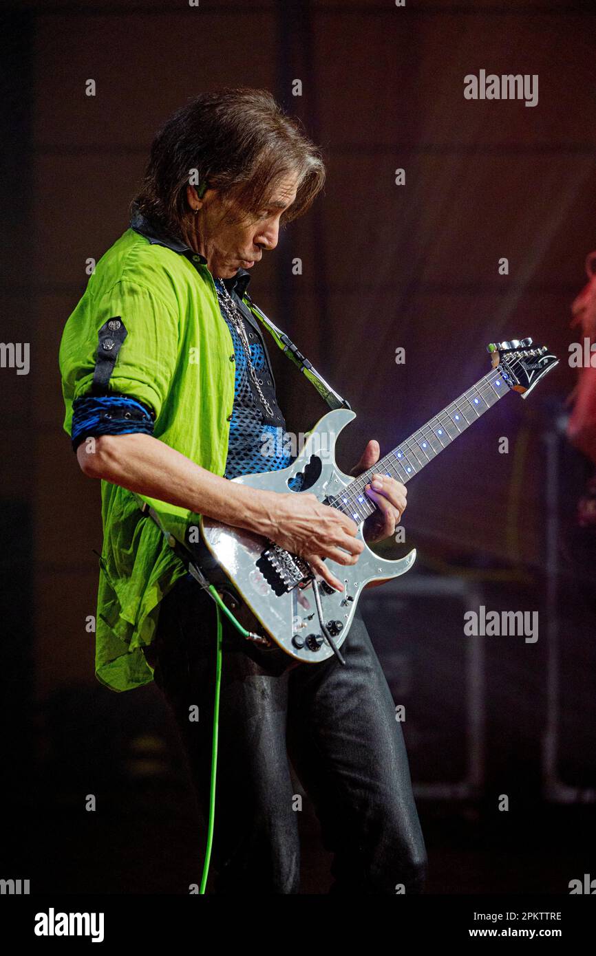 Steve vai guitars hi-res stock photography and images - Alamy