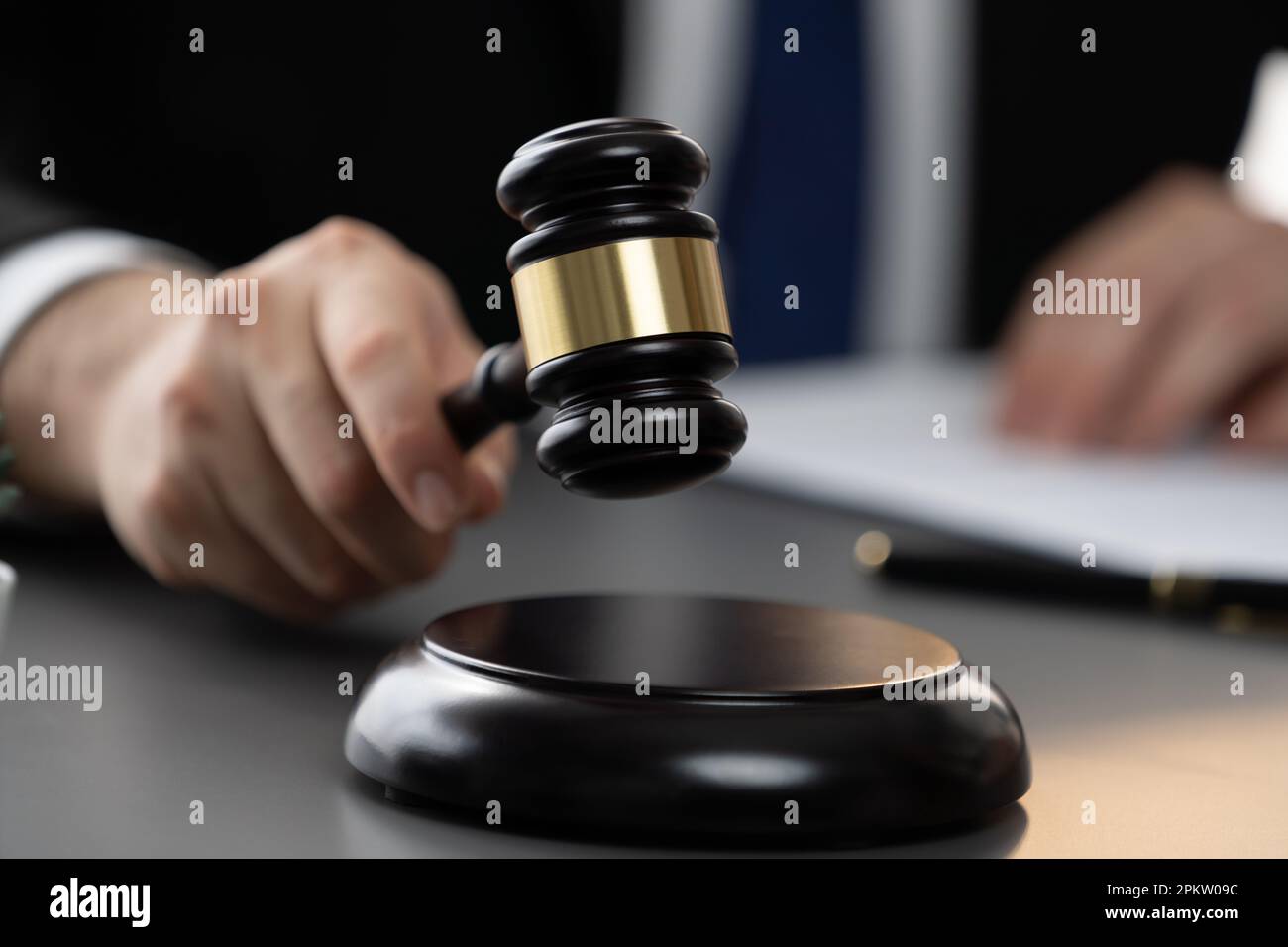 Judge bang gavel on sounding hi-res stock photography and images - Alamy