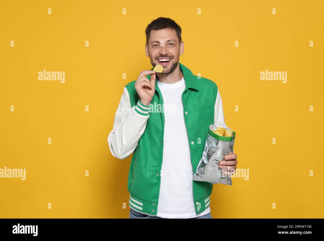 Man eating potato chips hi-res stock photography and images - Alamy