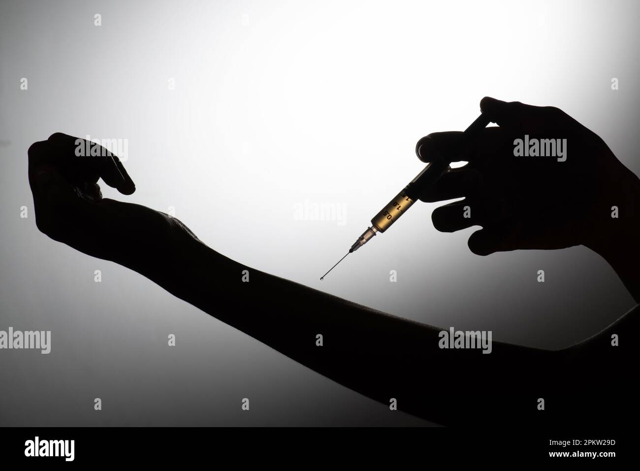 Drug injecting hi-res stock photography and images - Alamy