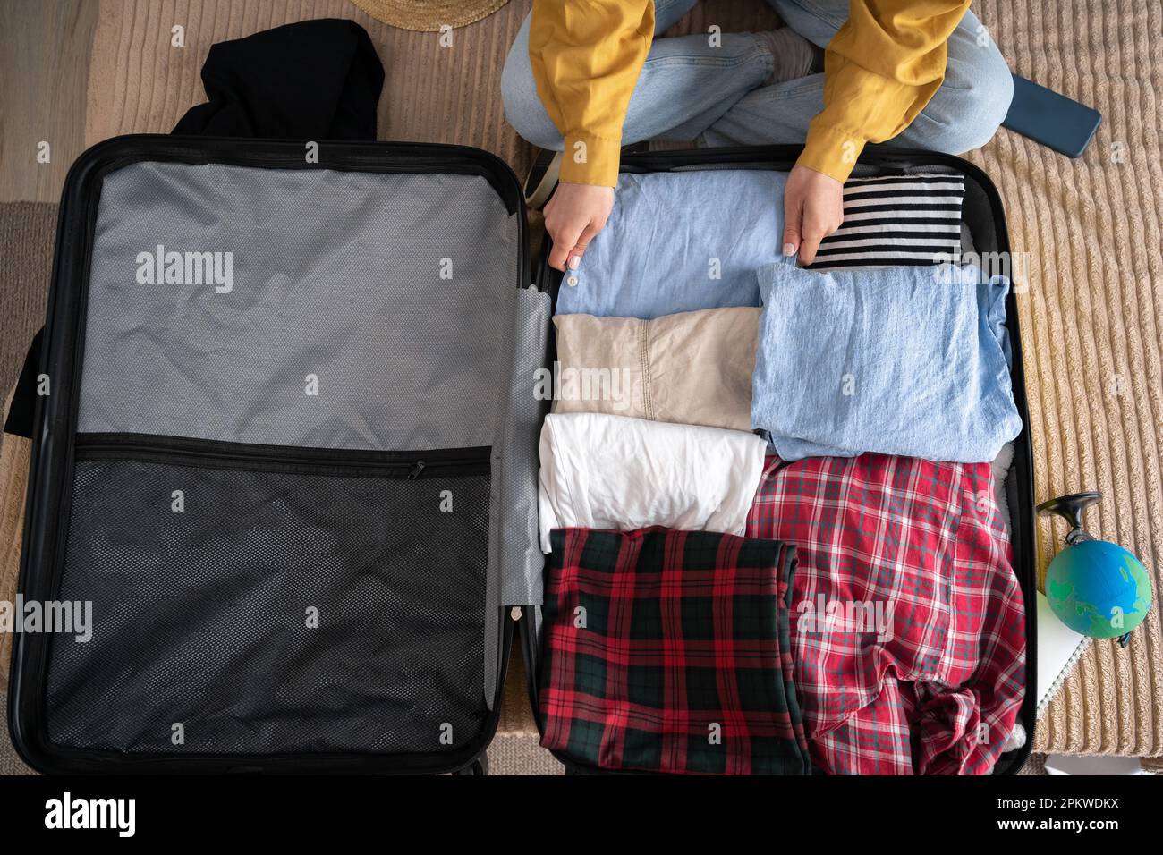 Open suitcase cruise hi-res stock photography and images - Alamy