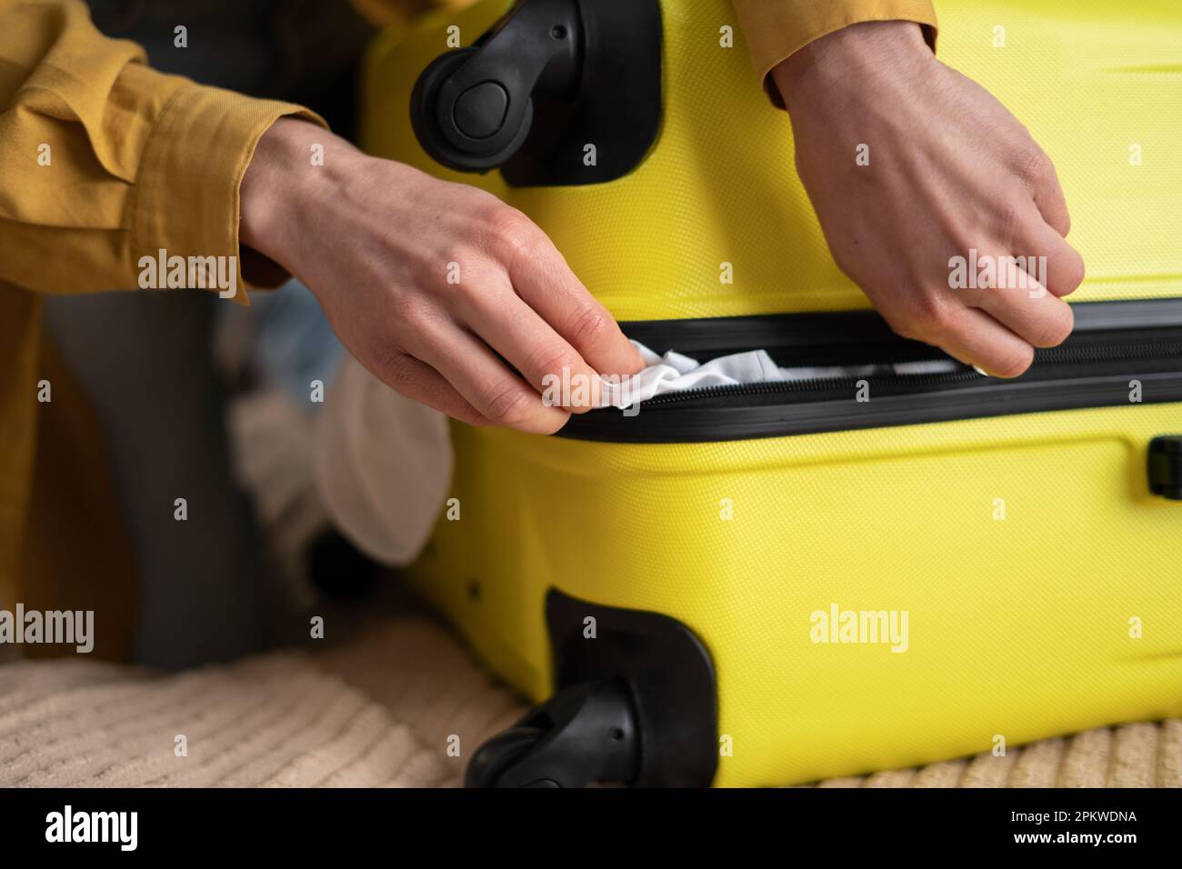 Female hands open suitcase hi-res stock photography and images - Alamy