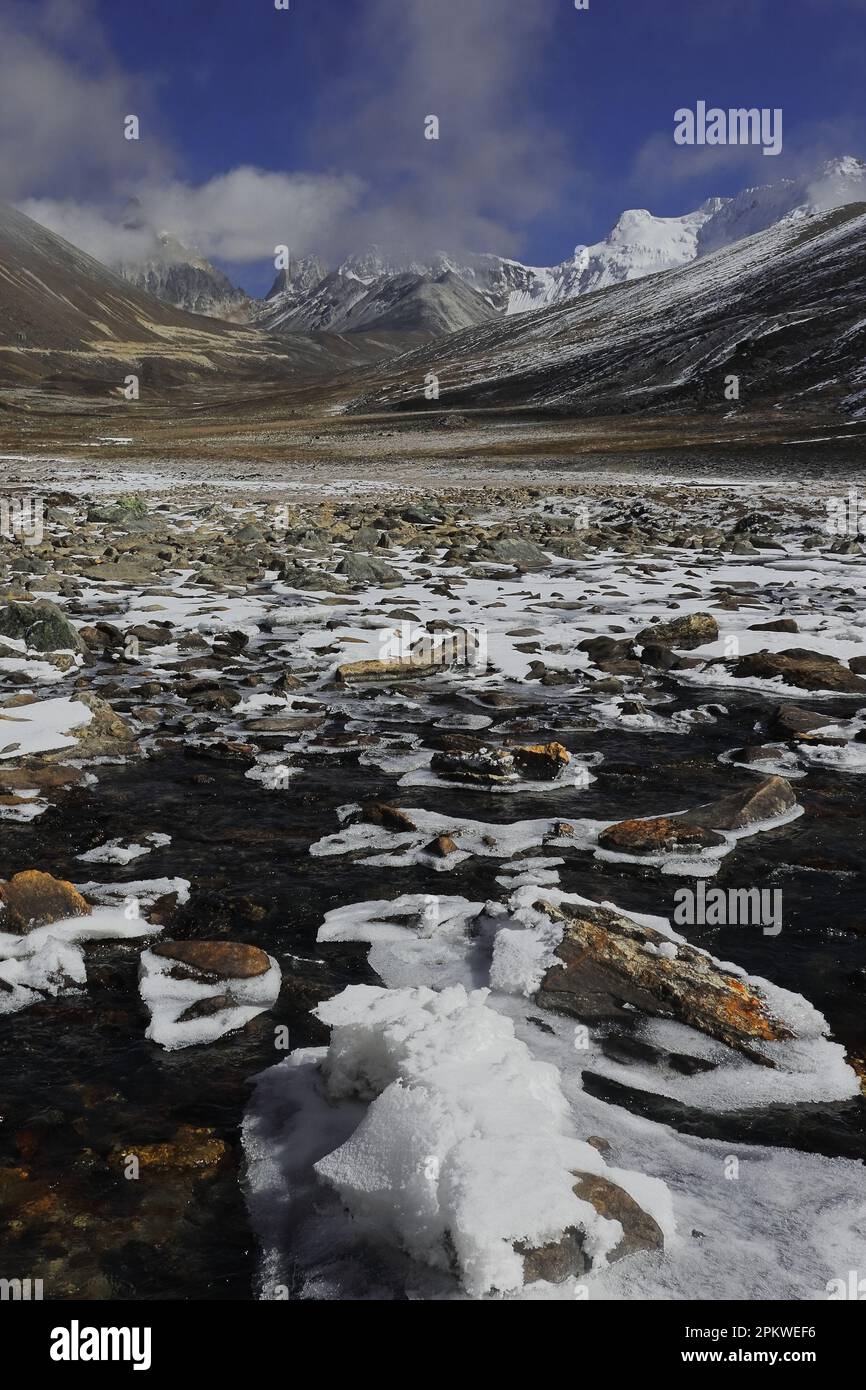 Stream hike hills hi-res stock photography and images - Alamy
