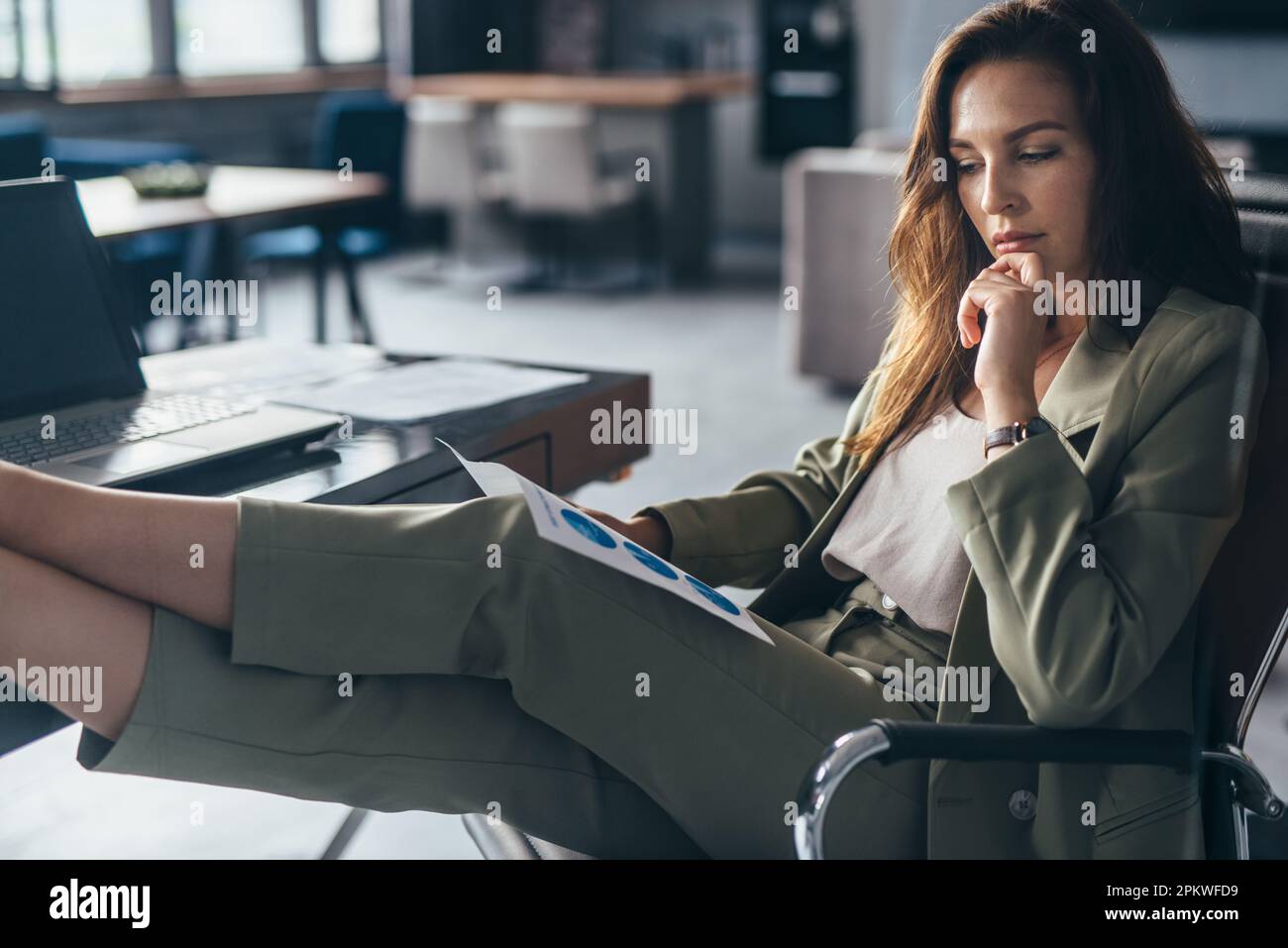 Woman reading document sitting hi-res stock photography and images - Alamy