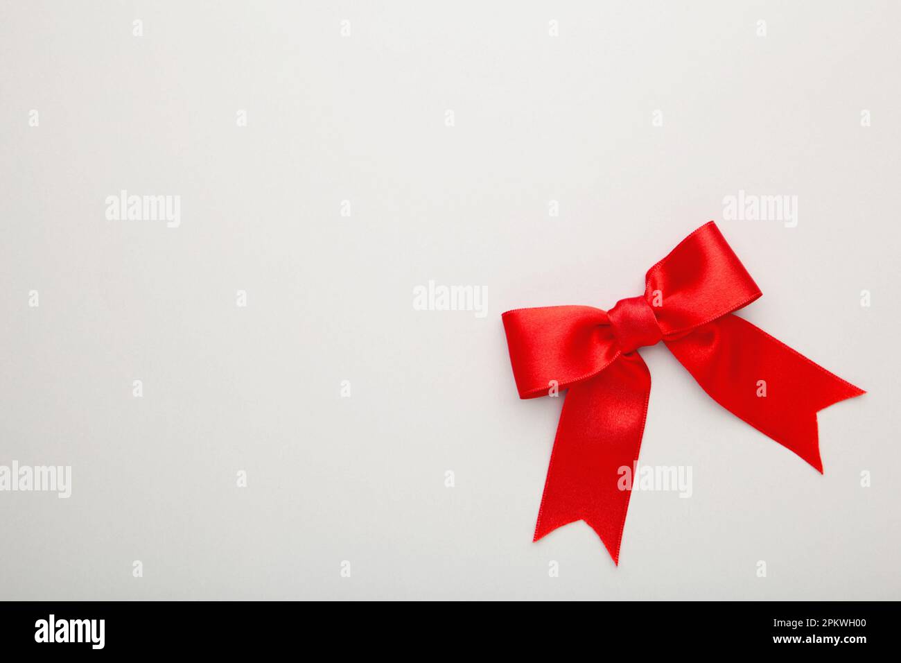 Red satin bow hi-res stock photography and images - Alamy