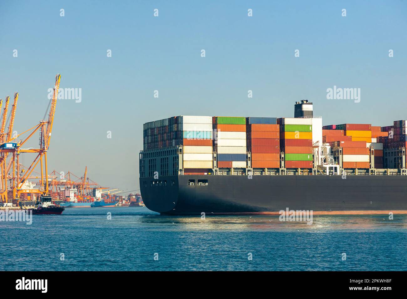Large blue container ship hi-res stock photography and images - Alamy