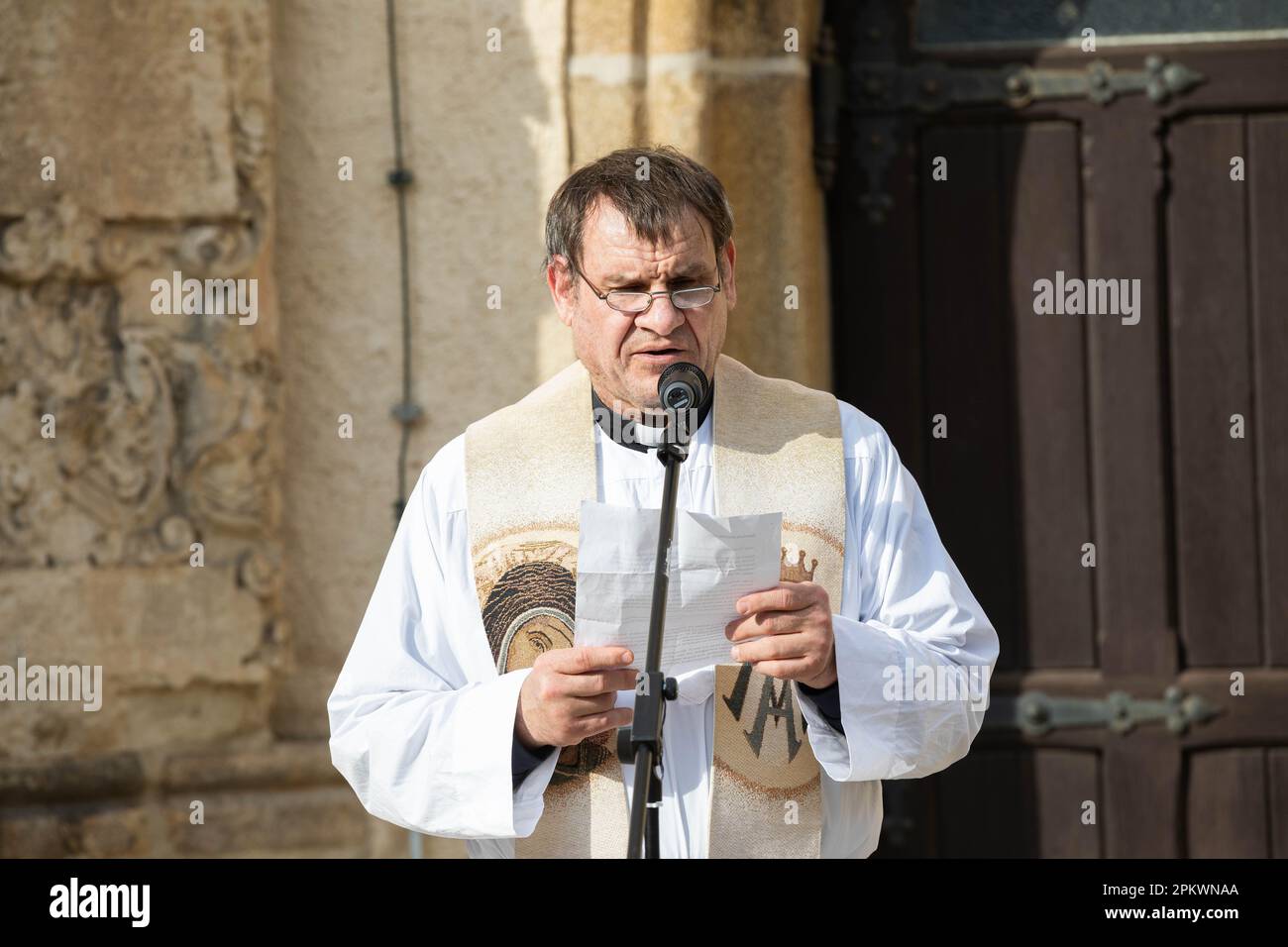 Im Bild: Pfarrer Thomas Mandler. Osterreiter-Prozession Bautzen ...