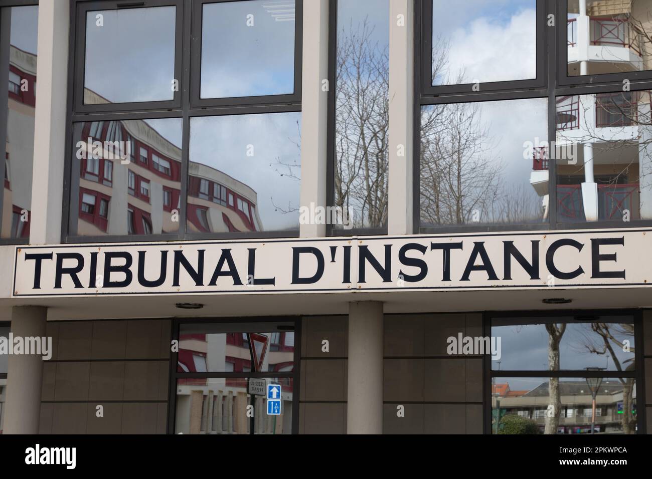Bordeaux , Aquitaine France - 04 02 2023 : tribunal d'instance sign ...