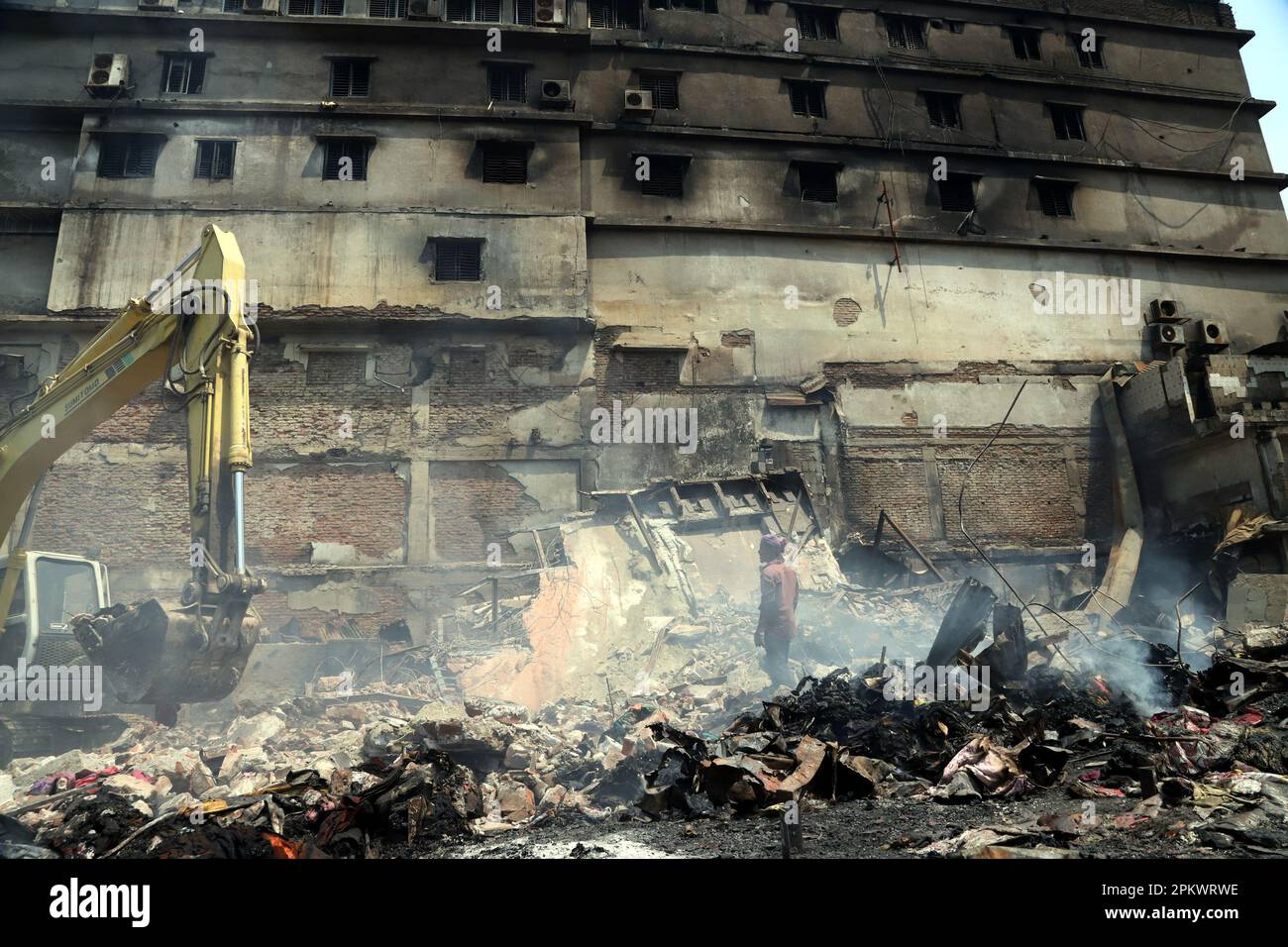 Non Exclusive: April 09 ,2023, Dhaka, Bangladesh: people help to lift ...