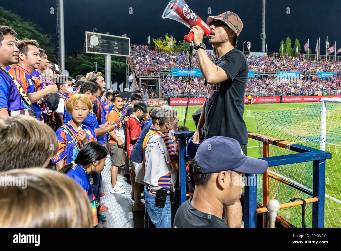 Port F.C. cherrleader, supporters and spectators at Thai football ...