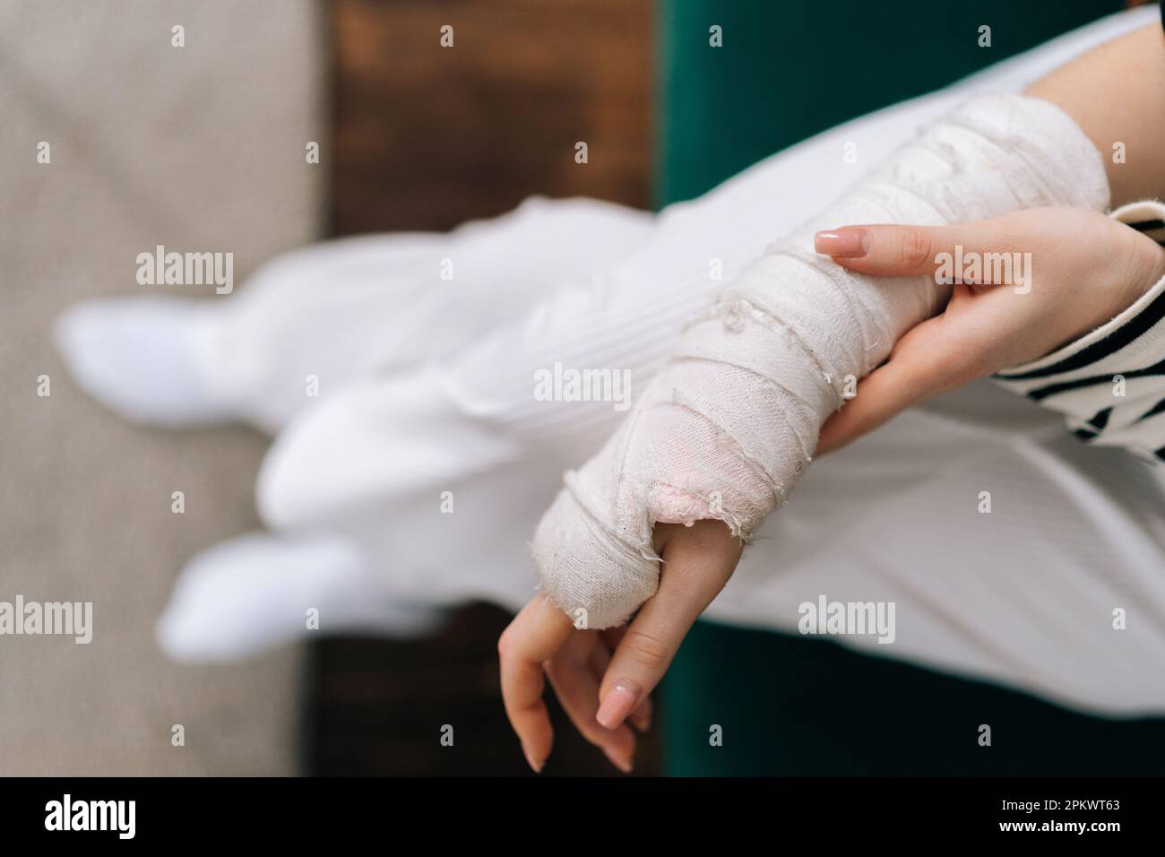 Woman arm cast home hi-res stock photography and images - Alamy