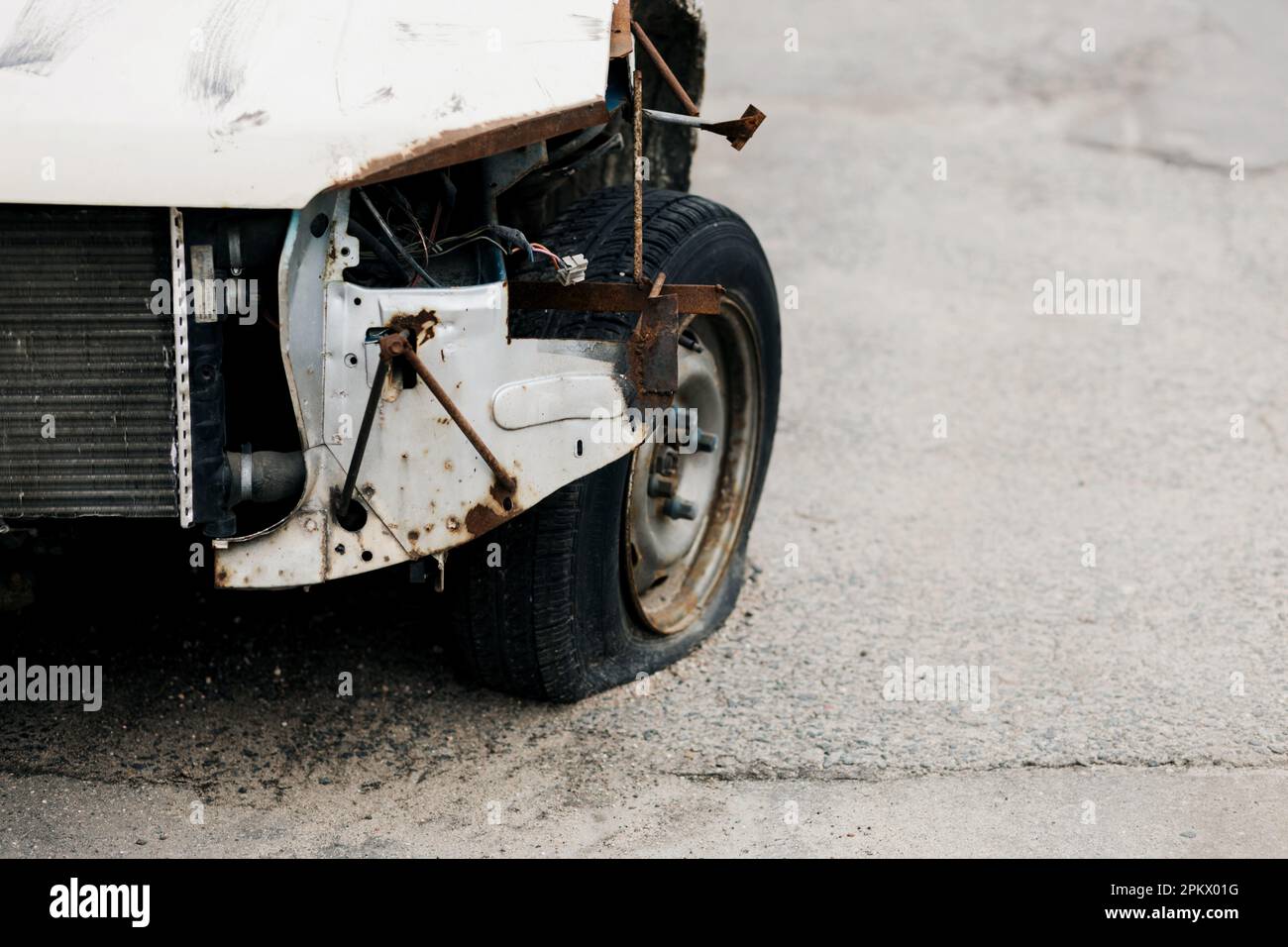 old car with a broken wheel. tire puncture Stock Photo - Alamy