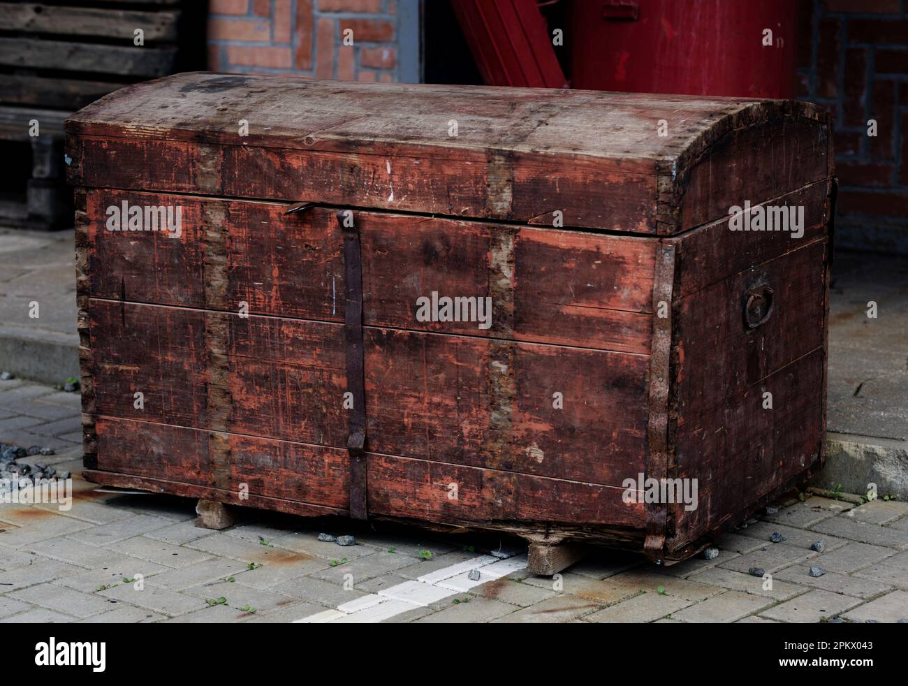 Old wooden chest. Antique vintage chest Stock Photo - Alamy