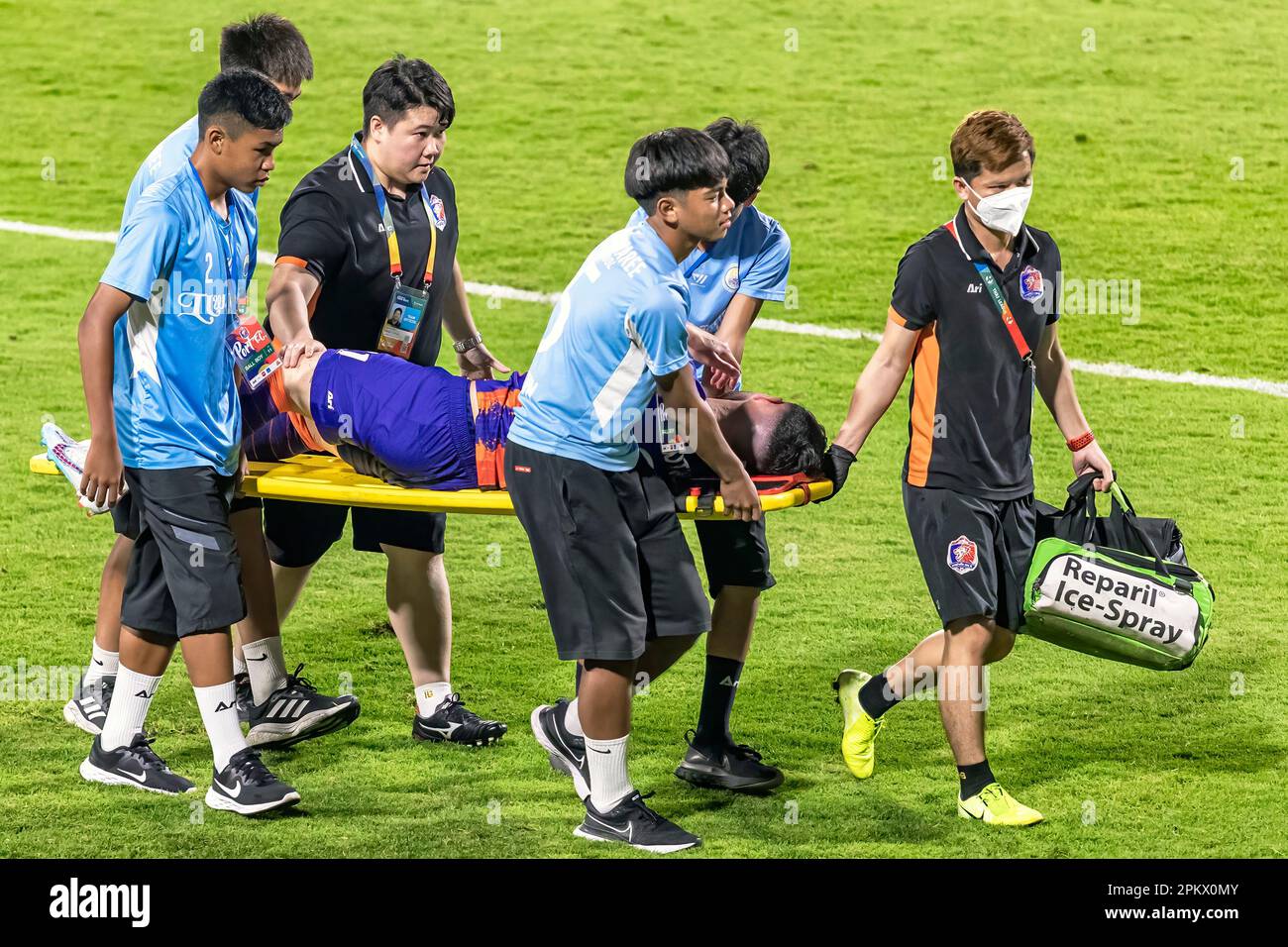 Injury pain medics football hi-res stock photography and images - Alamy
