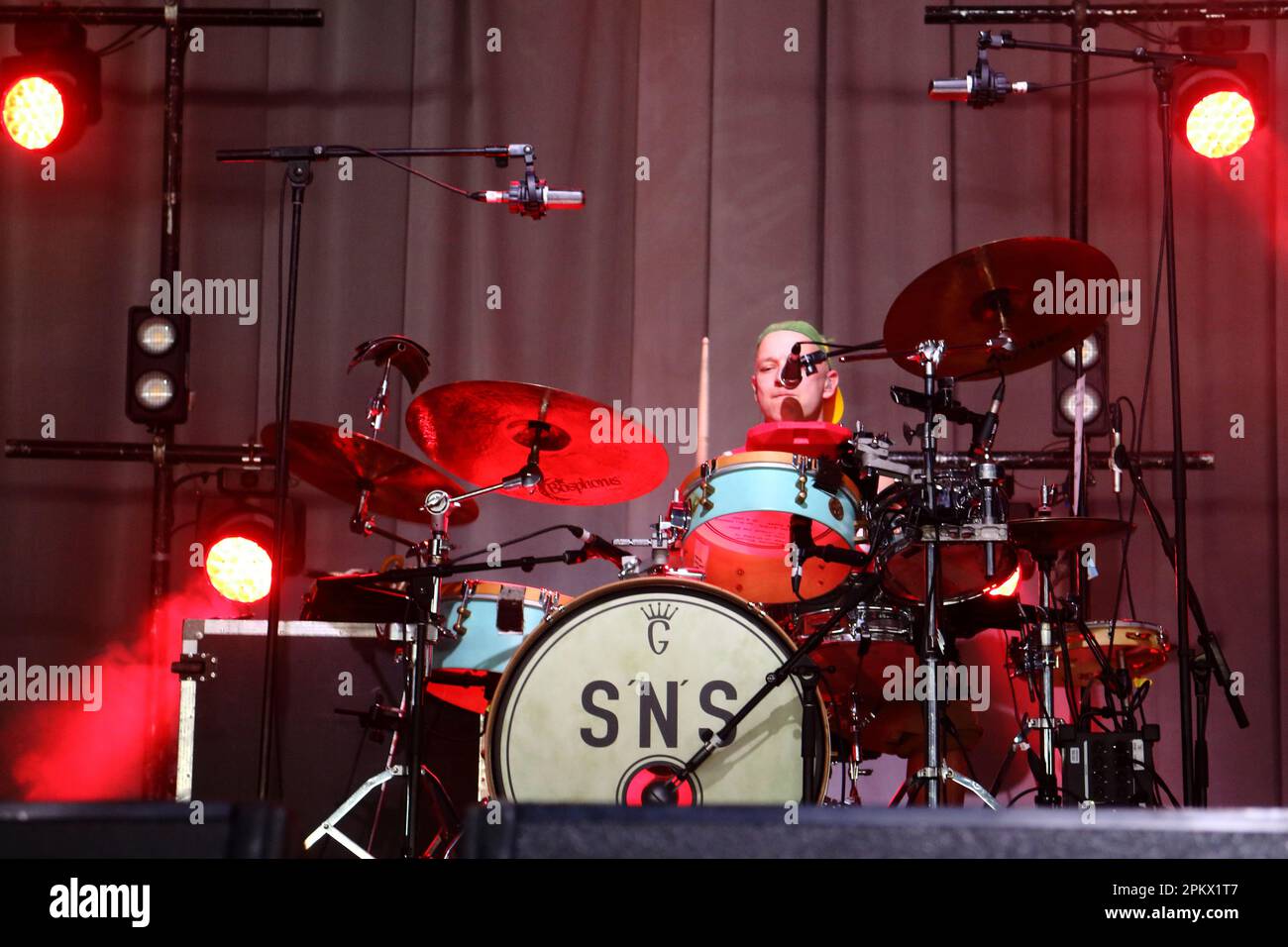 Rock drummer on stage facing camera Stock Photo - Alamy