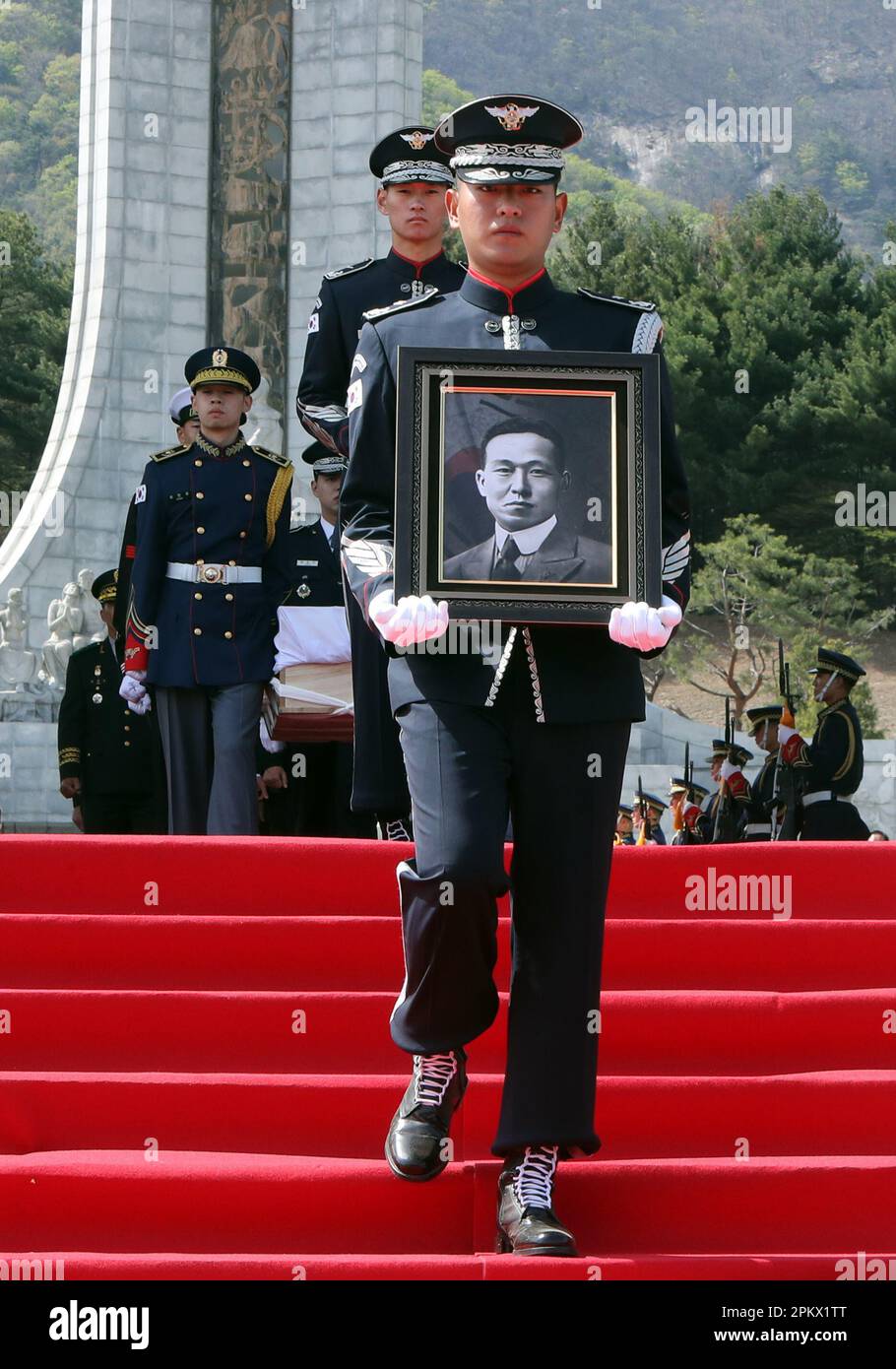 Independence fighter's remains laid to rest Soldiers carry the portrait ...