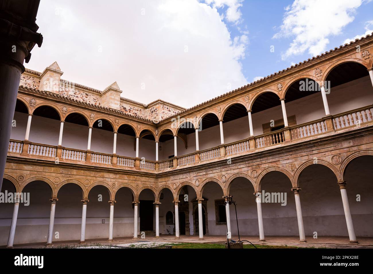 Cloister arch hi-res stock photography and images - Alamy