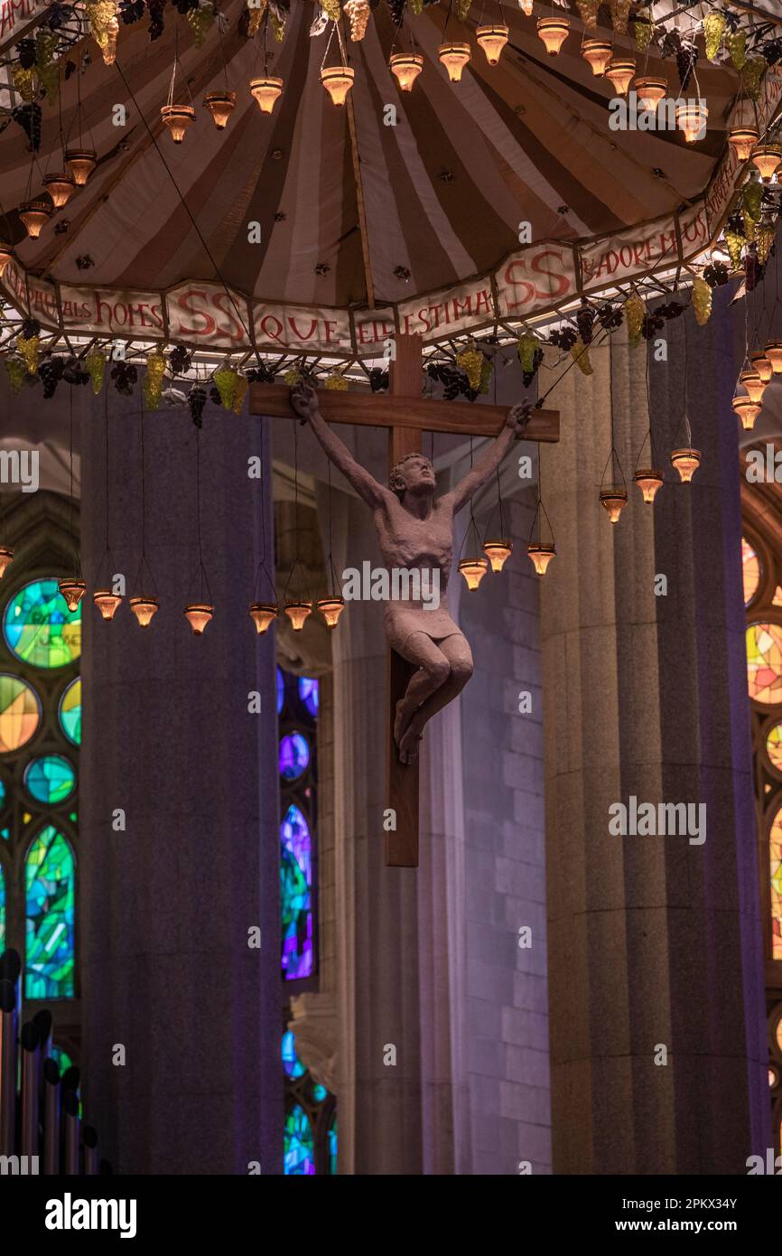 Statue of Jesus Christ crucified inside the Sagrada Familia Barcelona Stock Photo - Alamy
