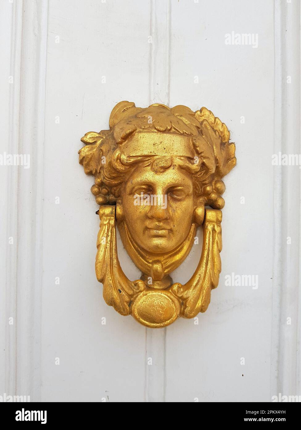 Gold door knocker hi-res stock photography and images - Alamy