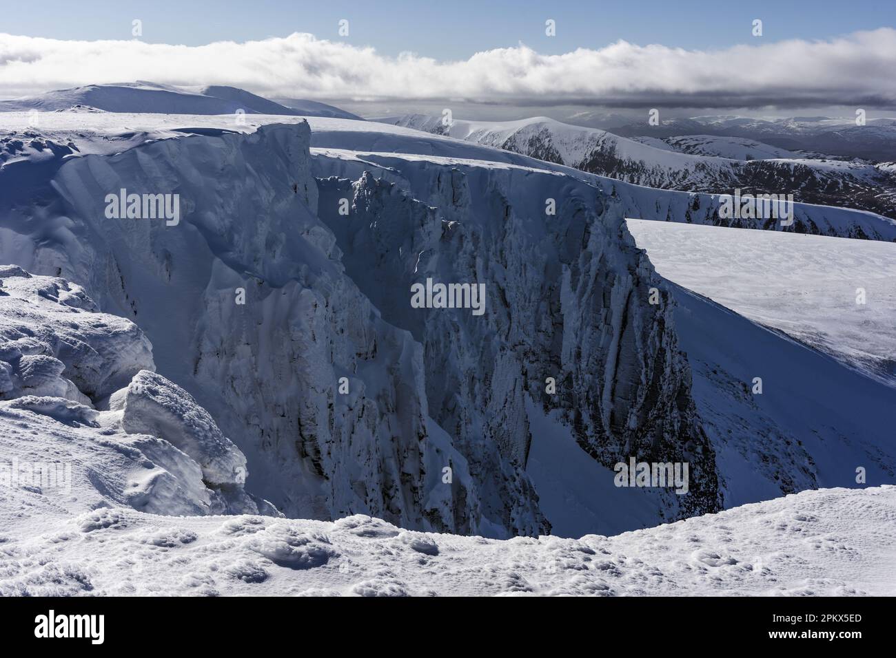 Snow covered cliffs hi-res stock photography and images - Alamy