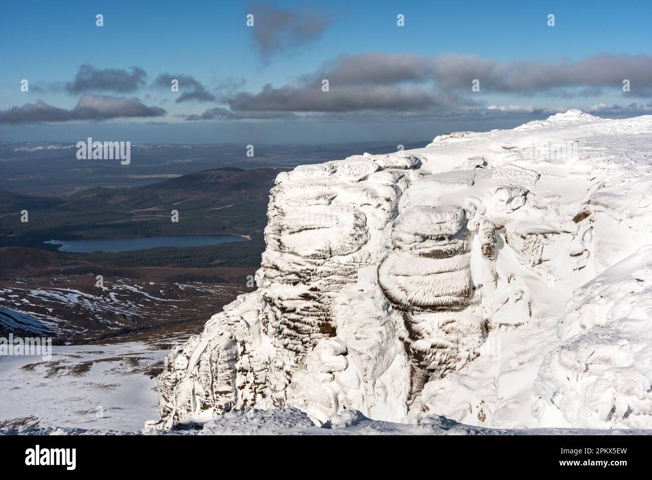 Snow covered cliffs hi-res stock photography and images - Alamy