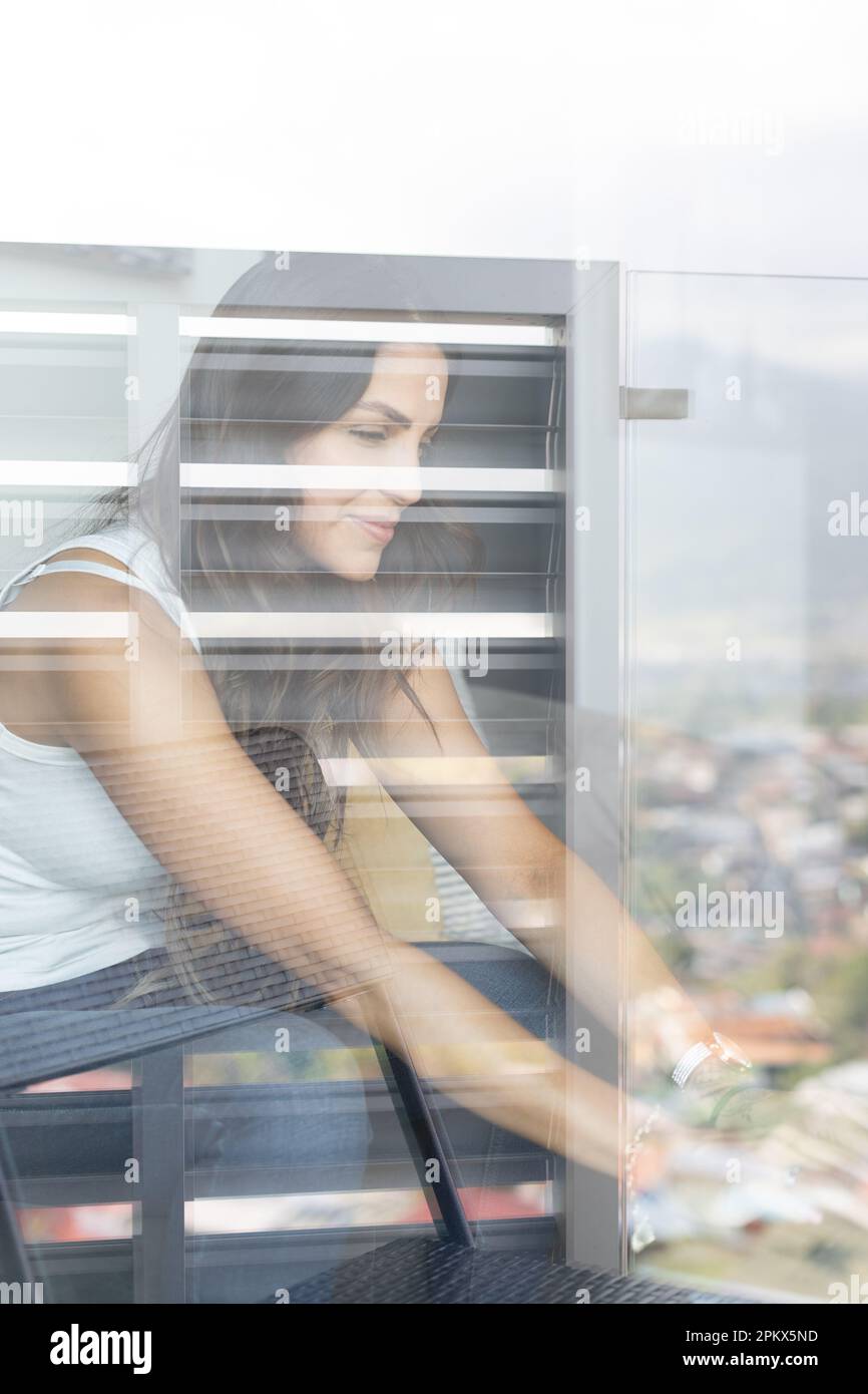 View thru window hi-res stock photography and images - Alamy