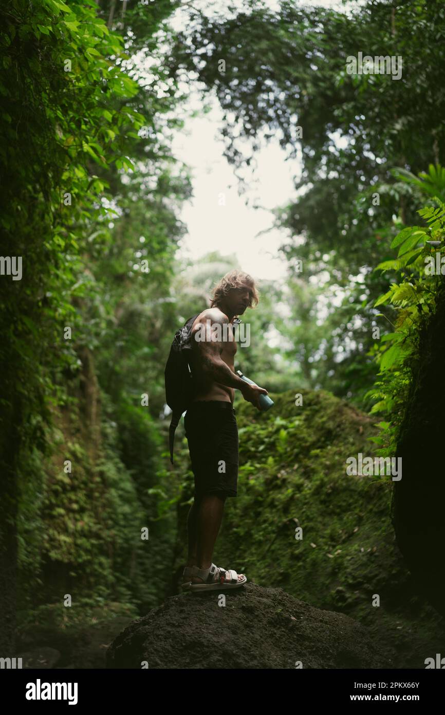 Hiking through jungles hi-res stock photography and images - Alamy