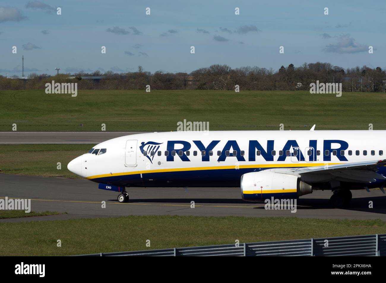 Ryanair front end hi-res stock photography and images - Alamy