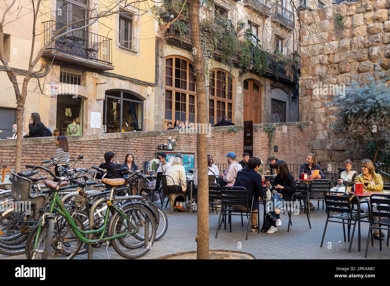 Spain gothic quarter dining hi-res stock photography and images - Alamy