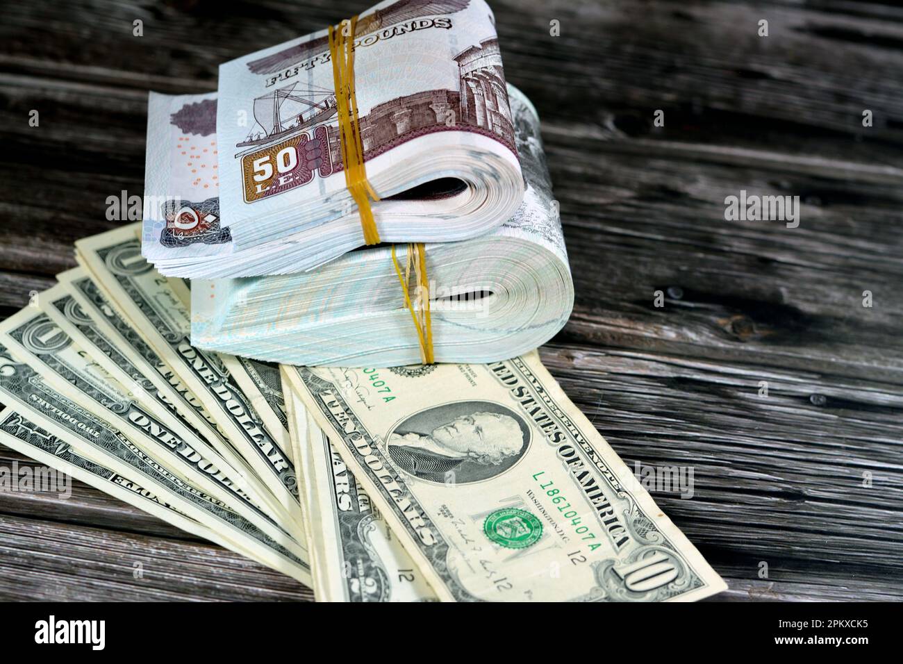 50 pound note stack hi-res stock photography and images - Alamy