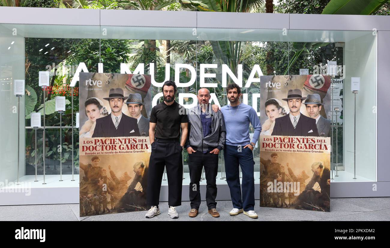 Actors Javier Rey (1l) and Tamar Navas (1r) pose with the series ...