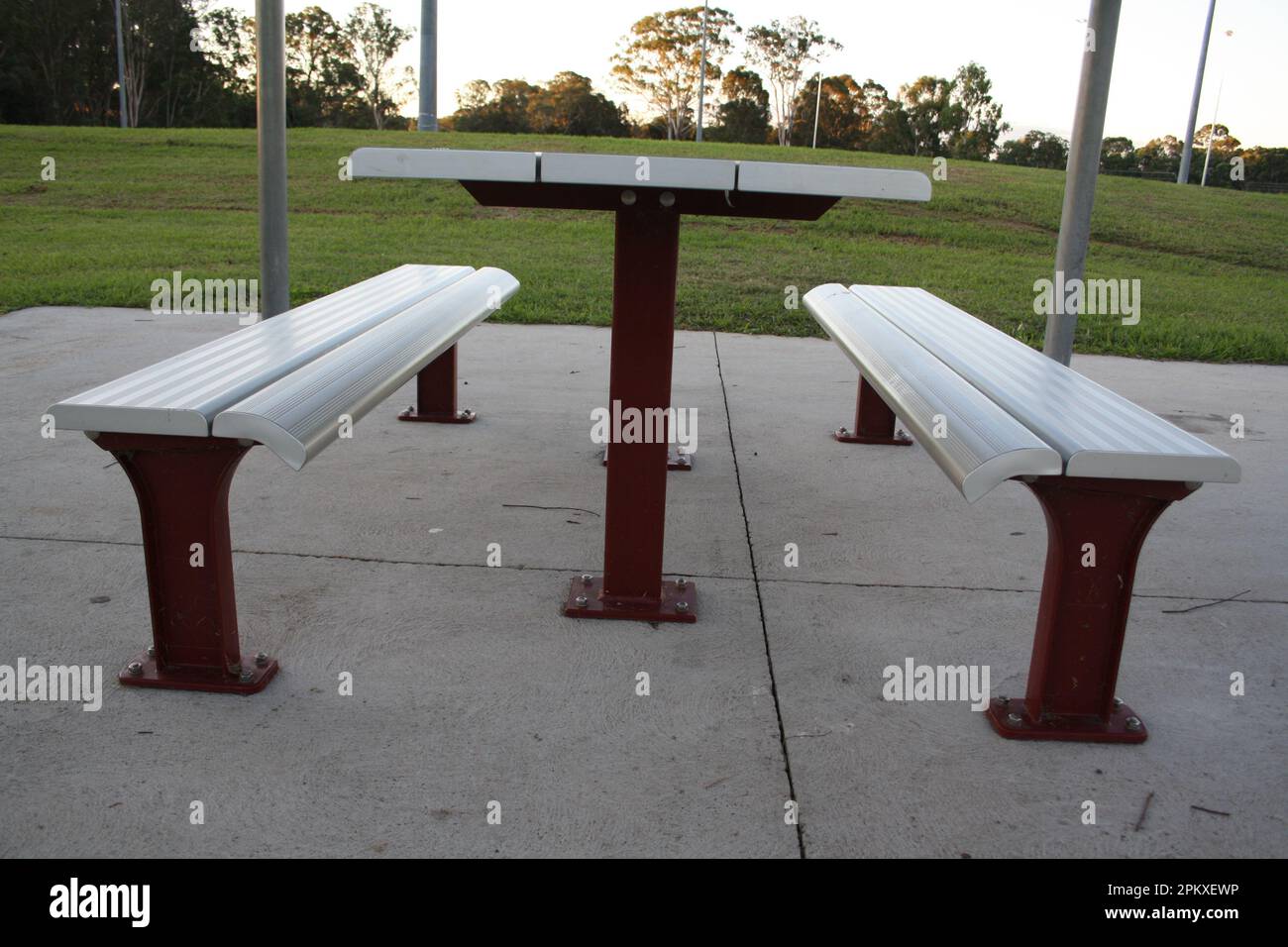 Fixed tables hi-res stock photography and images - Alamy