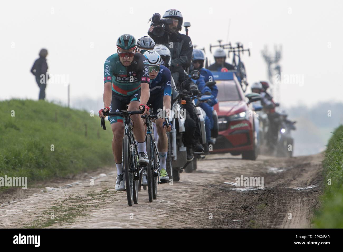 A breakaway led by Jonas Koch climbs the cobbles of the Haspres à ...